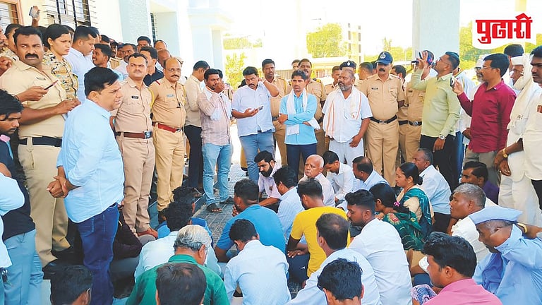 पाथर्डी पोलिस ठाण्यासमोर ठिय्या आंदोलन; विठ्ठल खर्चन मृत्यूप्रकरणी ...
