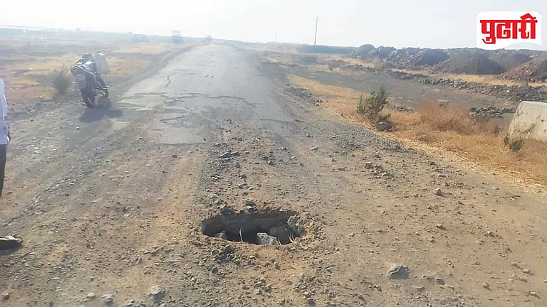 शिर्सूफळ-भिगवण मार्गावरील पुल धोकादायक; मोठी भगदाडे, प्रवाशांचा जीव ...