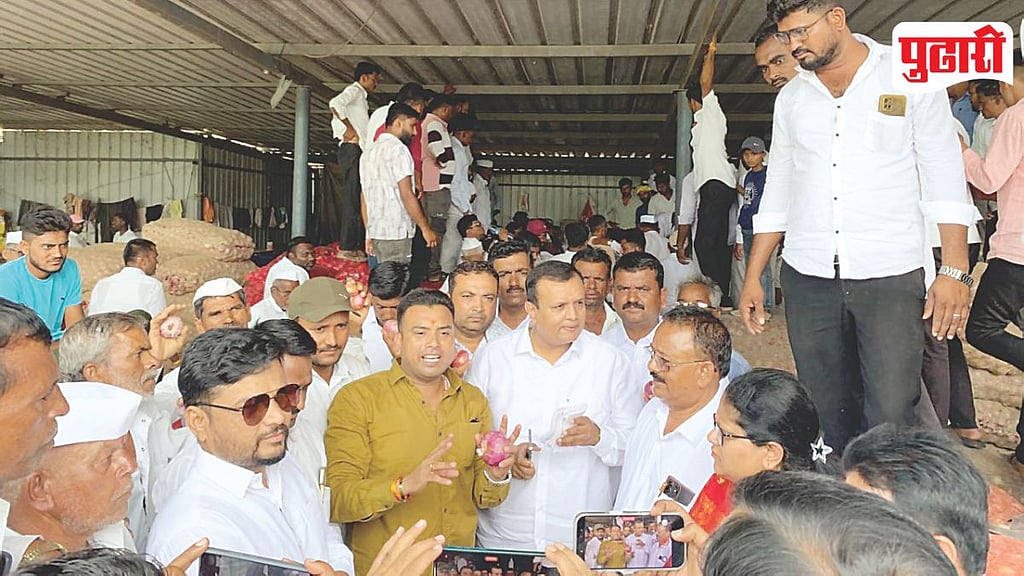 पारनेरमध्ये कांदा लिलाव बंद; नाफेड दर निर्णयावर शेतकऱ्यांचा संताप ...