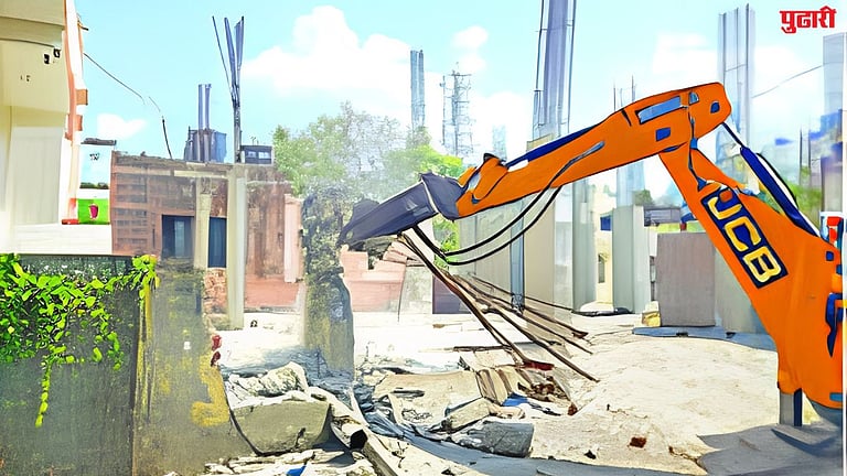 Beed News : नीटमधील कुलकर्णीच्या बांधकामावर बुलडोझर