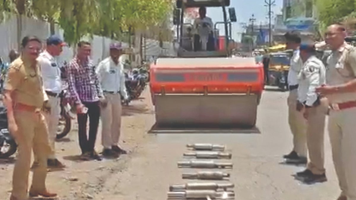 Barshi News: बार्शीत कानठळ्या बसविणारे बुलेटचे सायलेन्सर केले चक्काचूर