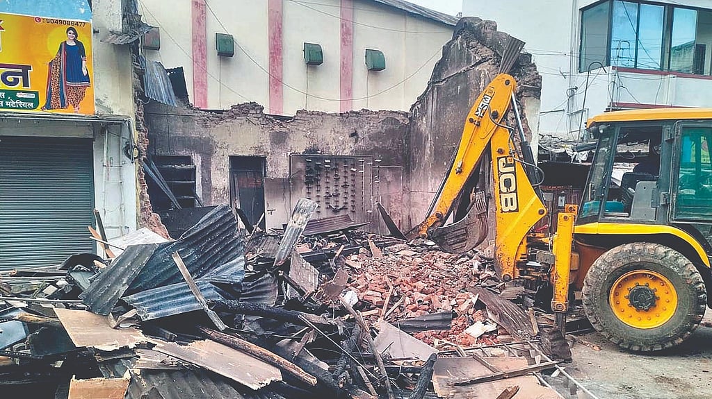 Wai Fire Incident: वाईत आगीत फुटवेअरचे दुकान खाक
