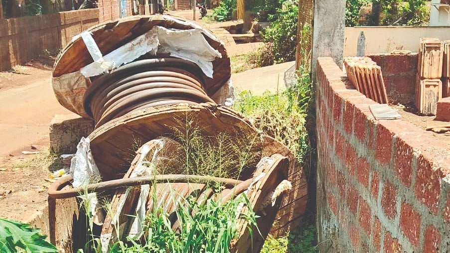 Ratnagiri News : आंजर्लेत भूमिगत वीज प्रकल्प कामामुळे ग्रामस्थ त्रस्त