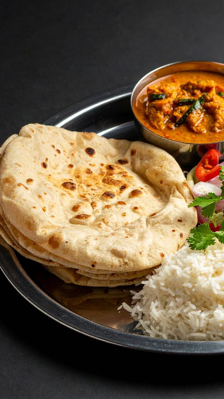 Serving Plate: एकाच वेळी ताटात ३ चपात्या घेतल्यानं काय होतं, मृत ...