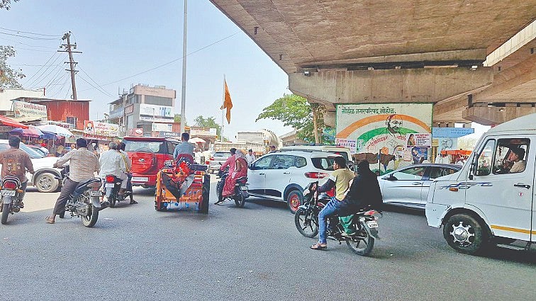Solapur News: मोहोळमध्ये उड्डाणपुलाखाली विक्रेत्यांमुळे वाहतुकीची कोंडी