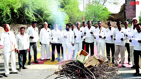 Beed News : कर्जमाफीच्या जीआरची होळी