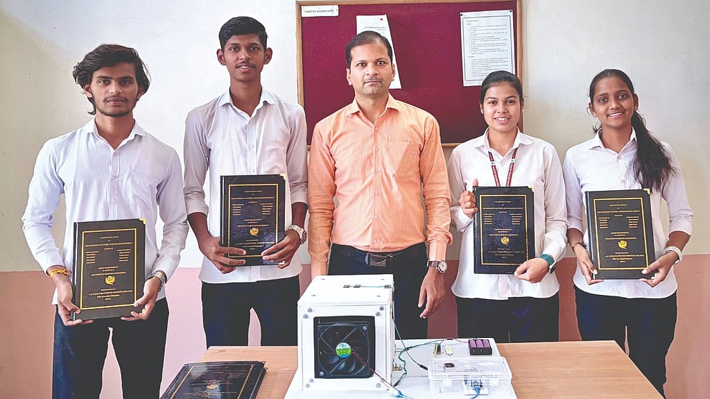 Solapur students innovation: विद्यार्थ्यांनी विकसित केली एअर-कूल्ड ...