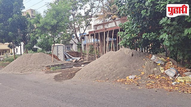 तळेगाव स्टेशन परिसरात रस्त्यावर बांधकाम साहित्यामुळे नागरिक त्रस्त ...