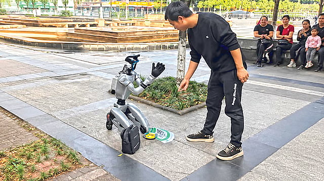 Robot Begging Incident | चीनमध्ये थेट रोबोच बसला भीक मागायला