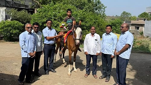 unique school entry : शाळेच्या पहिल्या दिवशी 'पठ्ठयाची' घोड्यावरून हटके ...