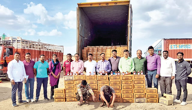 Satara News : 'एक्‍साईज'कडून दारूचा कंटेनर जप्‍त