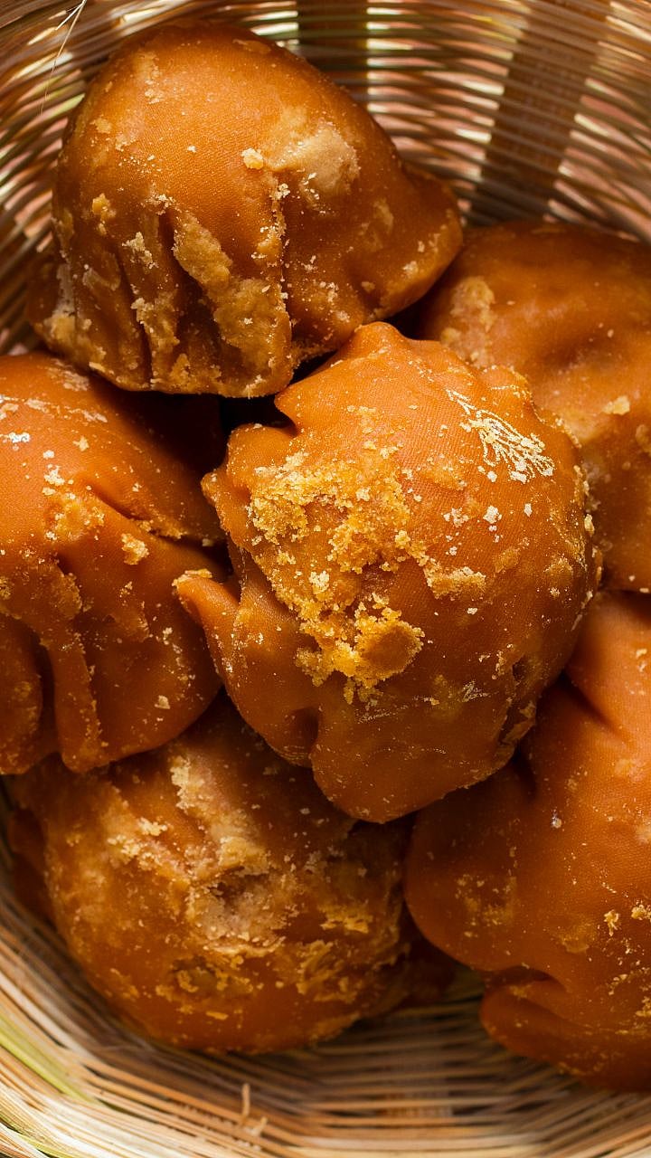 How To Keep Jaggery Dry: गुळ चिकट होतोय...? मसाल्याची ही दोन पानं ...
