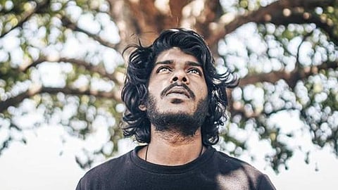 തീൻ മേശയ്ക്കു ചുറ്റുമിരുന്നു കഞ്ചാവ് വലിക്കുന്നതിനിടെ പിടികൂടി ...