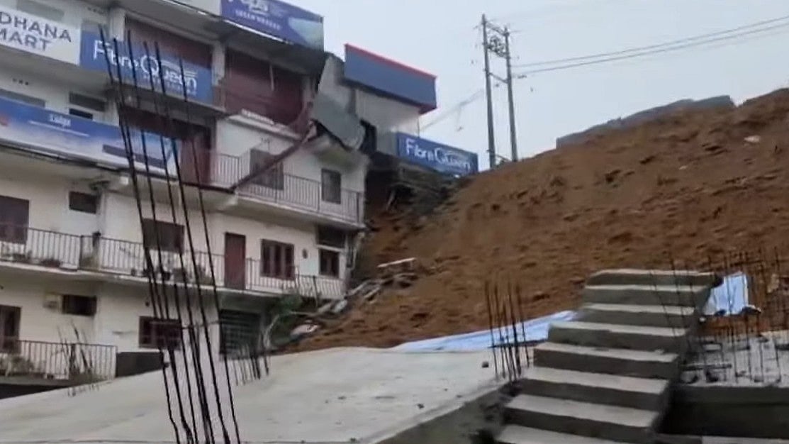 ഇടുക്കി പാമ്പനാറില്‍ നിര്‍മ്മാണത്തിലിരുന്ന അഞ്ചു നില കെട്ടിടം ഇടിഞ്ഞു ...
