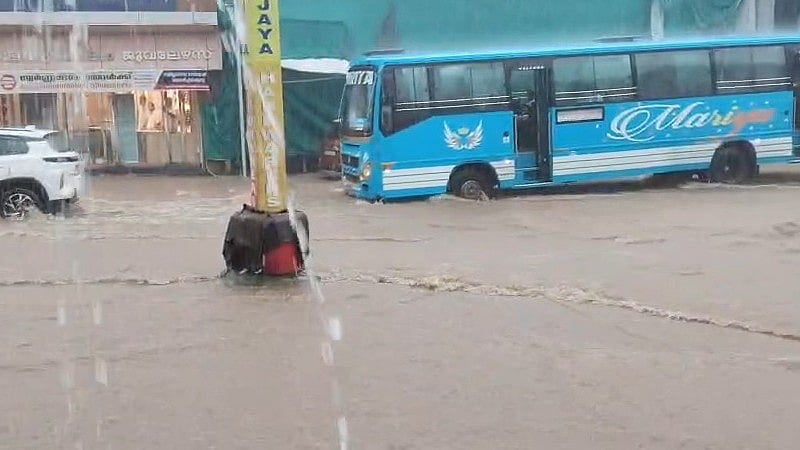 കനത്ത മഴ; തൊടുപുഴ നഗരത്തില്‍ റോഡുകള്‍ വെള്ളത്തിനടിയിലായി, ദുരിതത്തിലായി ...