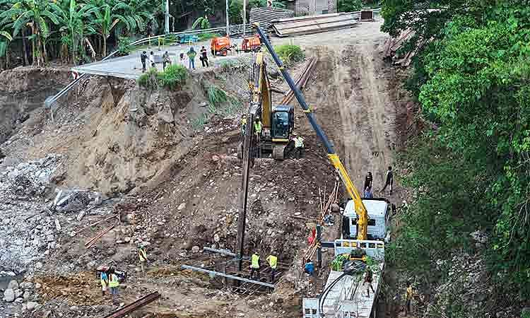 DPWH Builds Temporary Bailey Bridge in Callawa