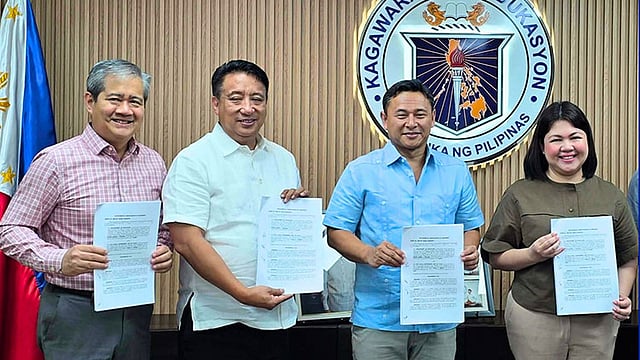 Iloilo City, DepEd sign MOA for classroom construction