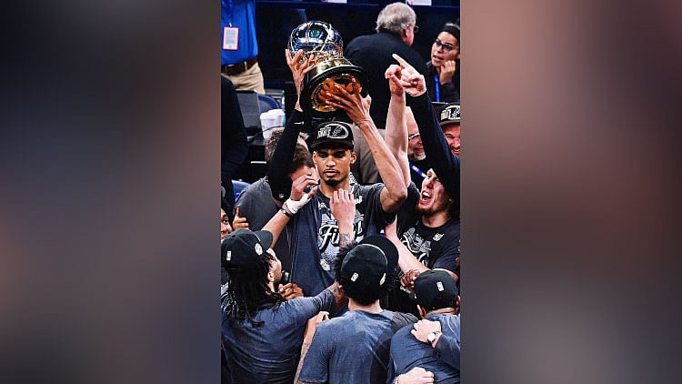 Spurs dethrone, silence thunder