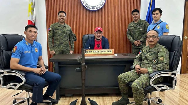 Sulu town exec hands over crew-served weapon
