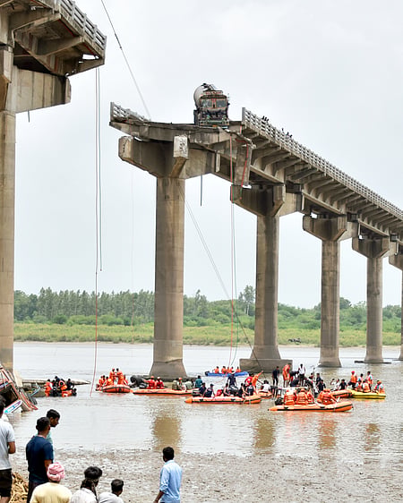 Tapi River bridge near Kamrej closed for month as NHAI begins repairs ...