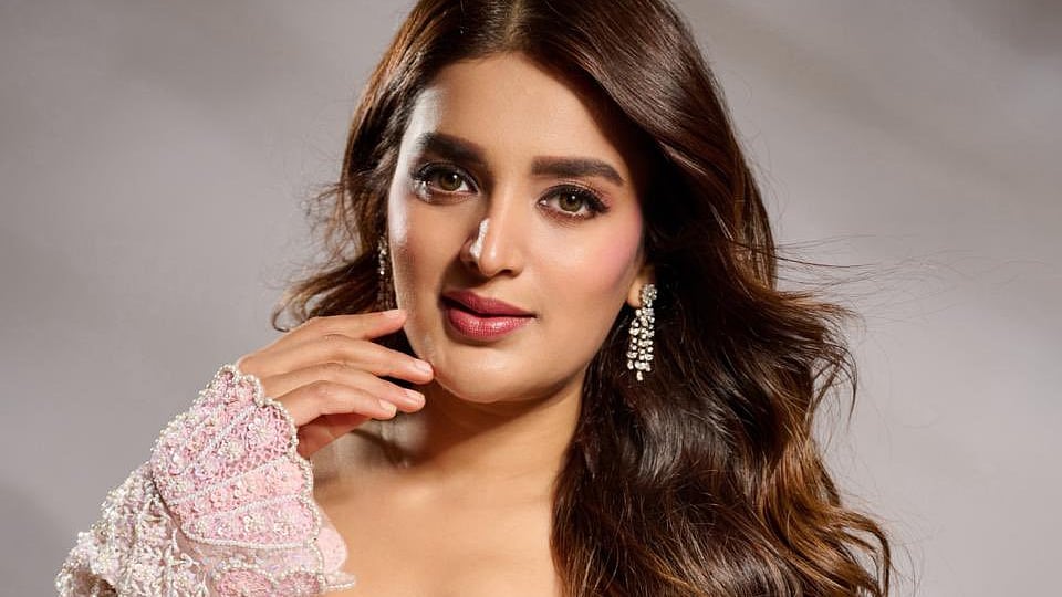 Actor Nidhhi Agerwal mobbed by unruly fans at Hyderabad mall; police ...