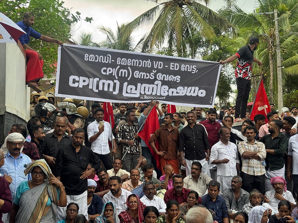 CPI(M) leaders condemn ED raid against Pinarayi, say Congress hand-in ...