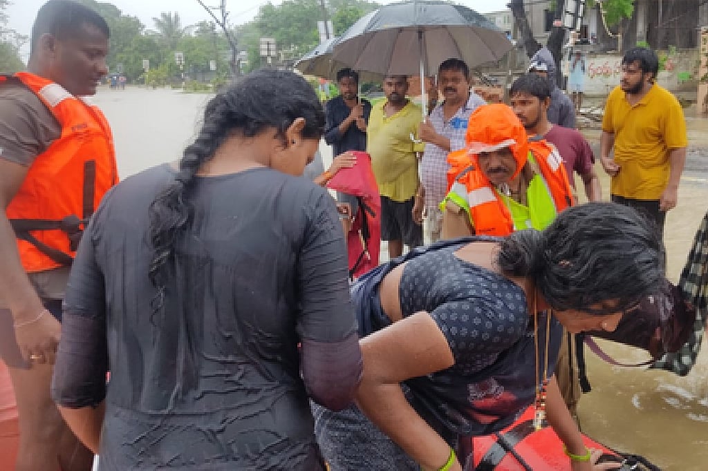 NDRF operation on to rescue people from flood-hit village in Telangana ...