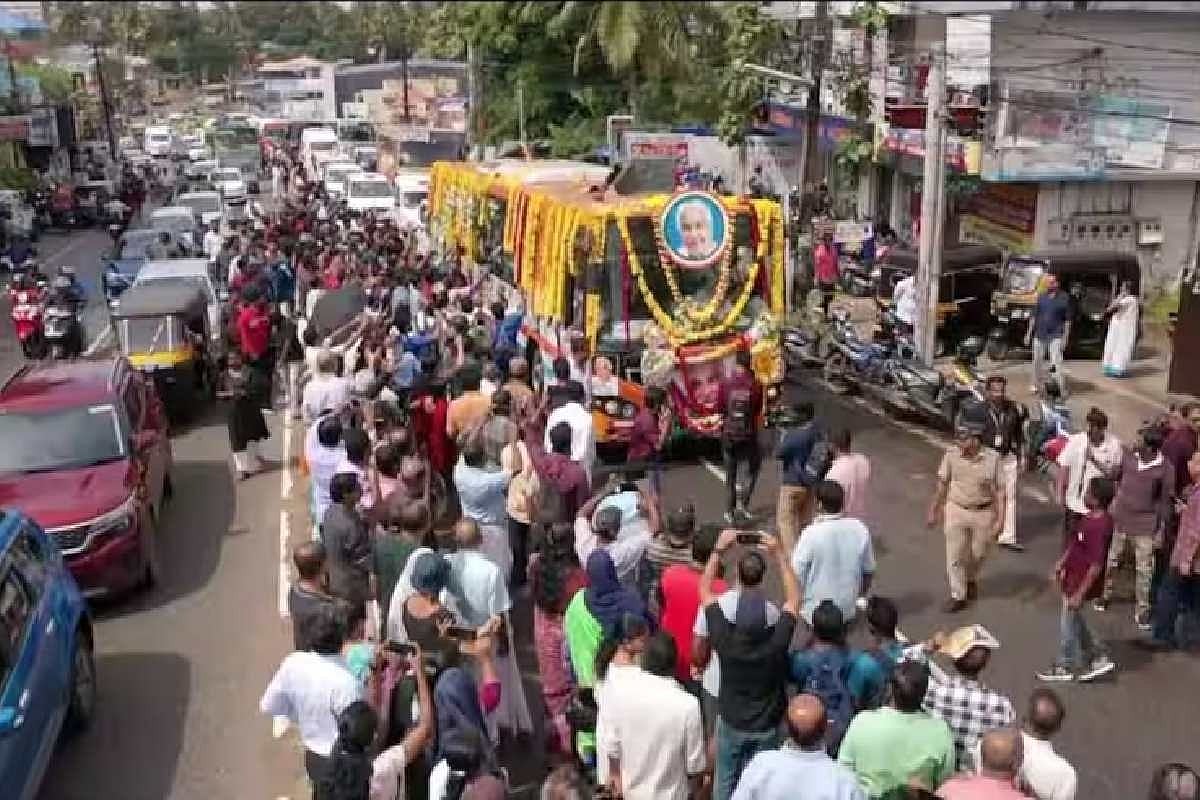 Oommen Chandy's final ‘janasambarkam’: Thousands line up to pay final ...