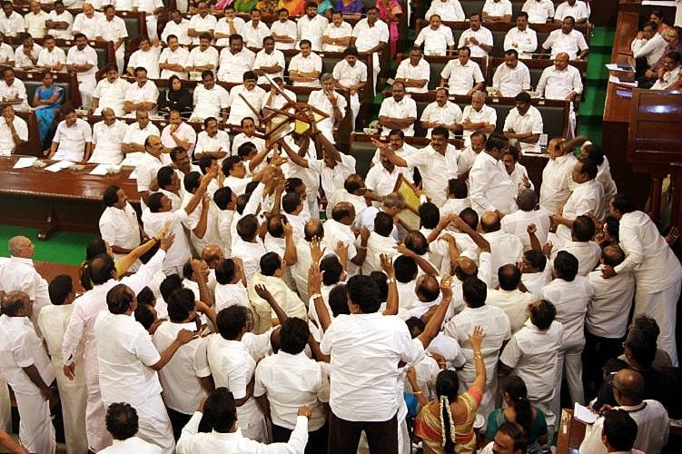 Jayalalithaa no more, Karunanidhi inactive, but TN crisis shows their ...